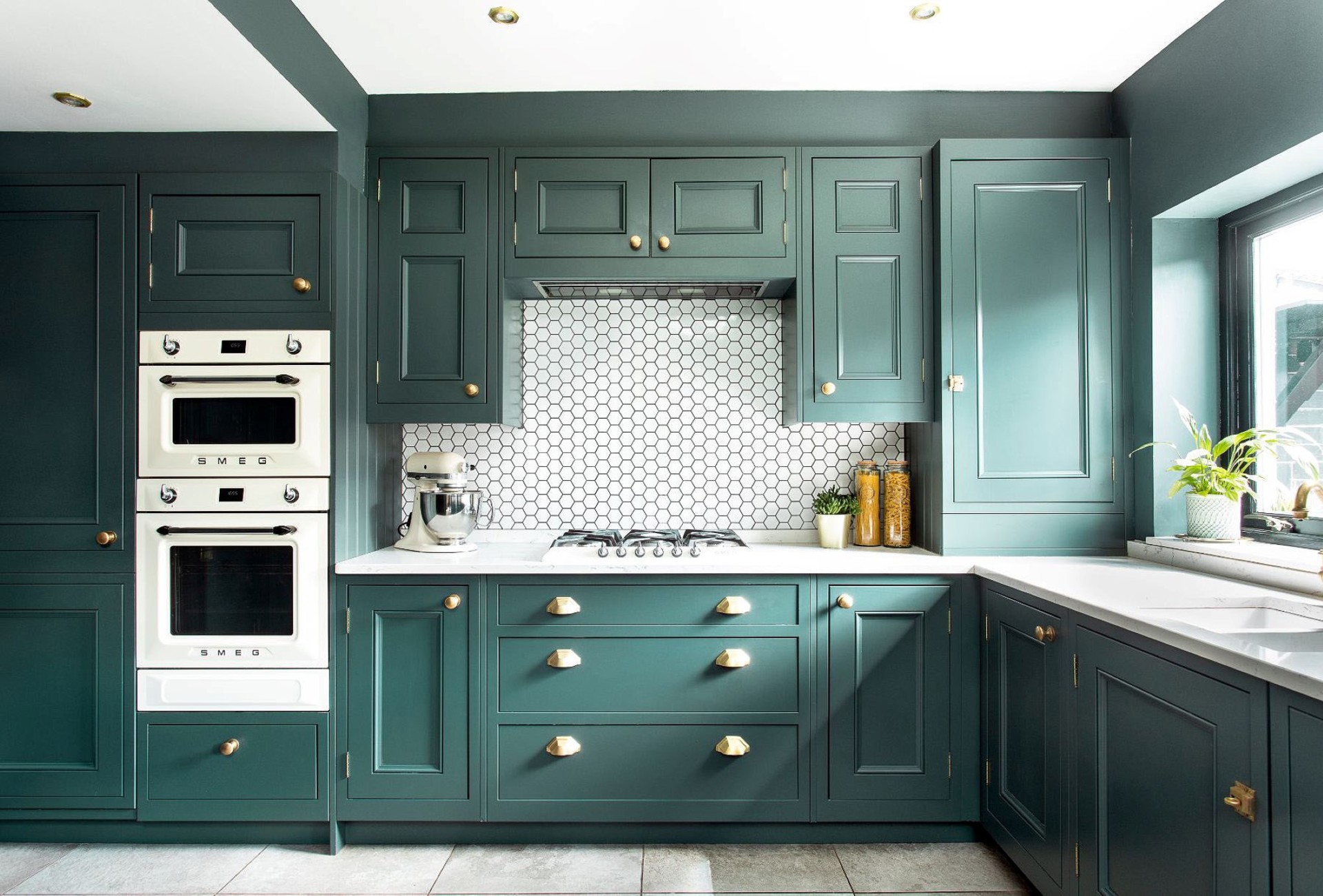Tamara & Martin's Retro Copse Green Half Pencil & Scalloped Kitchen