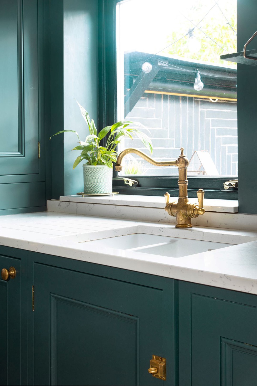 Tamara & Martin's Retro Copse Green Half Pencil & Scalloped Kitchen