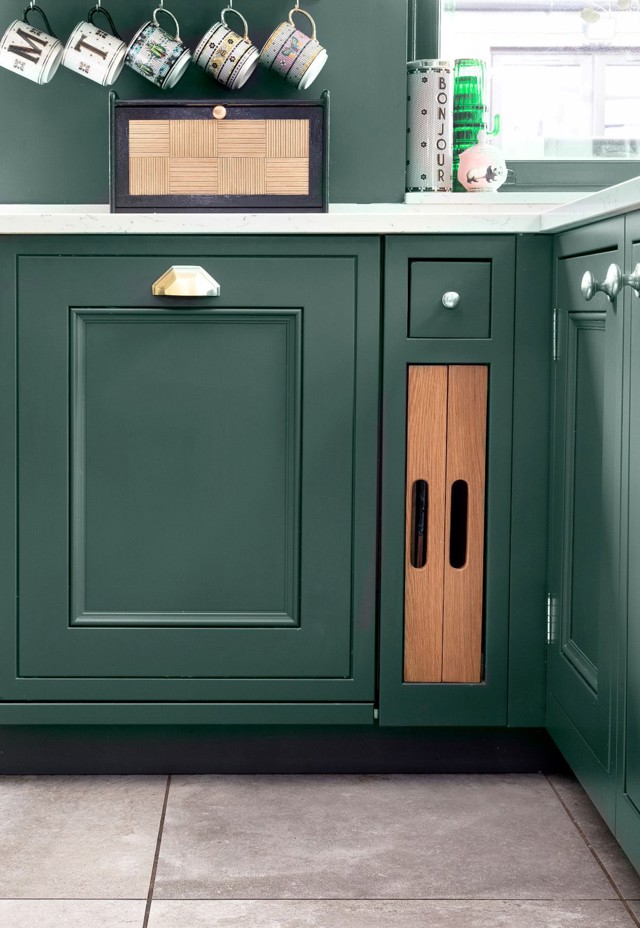 Tamara & Martin's Retro Copse Green Half Pencil & Scalloped Kitchen
