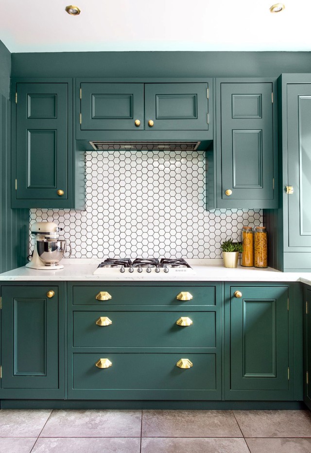 Tamara & Martin's Retro Copse Green Half Pencil & Scalloped Kitchen